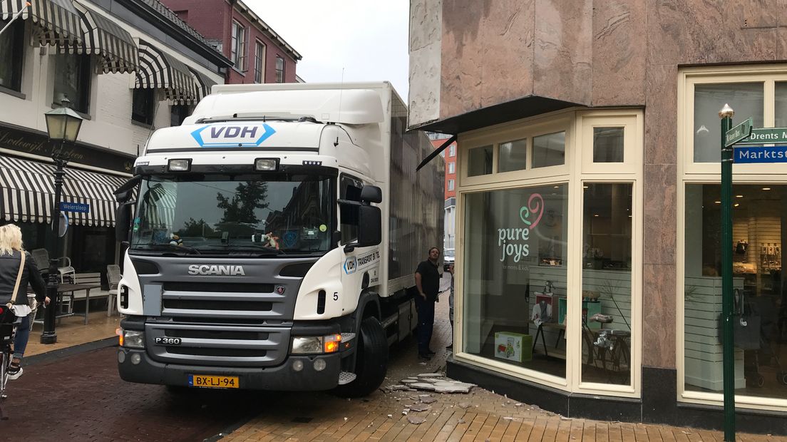 Vrachtwagen ramt gevel Vanderveen in Assen - RTV Drenthe