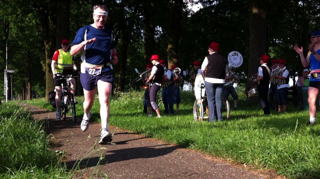 Deelnemers estafetteloop Roparun in Drenthe - RTV Drenthe Deelnemers estafetteloop Roparun in Drenthe - RTV Drenthe