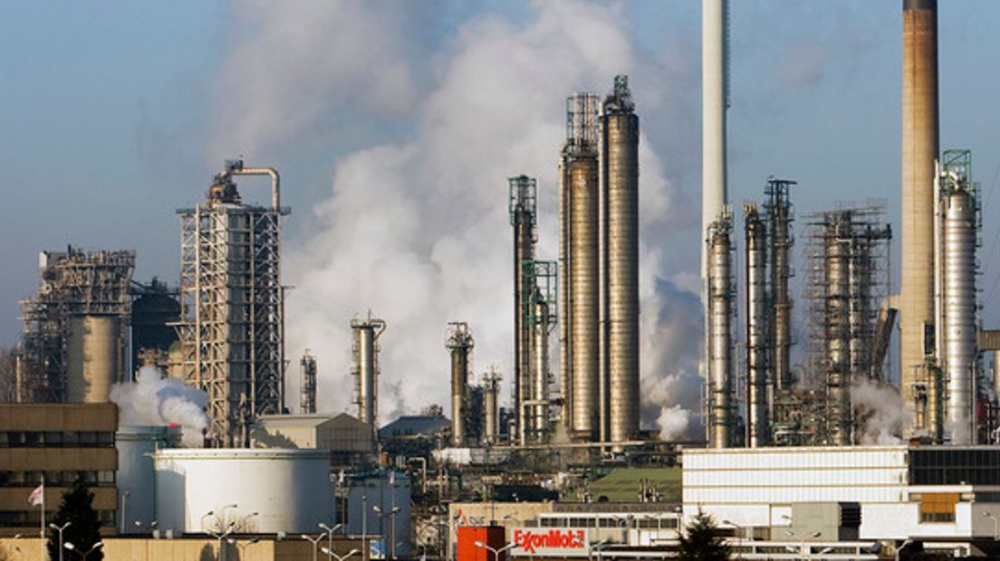 'Vervuiling raffinaderijen openbaar maken' - Rijnmond