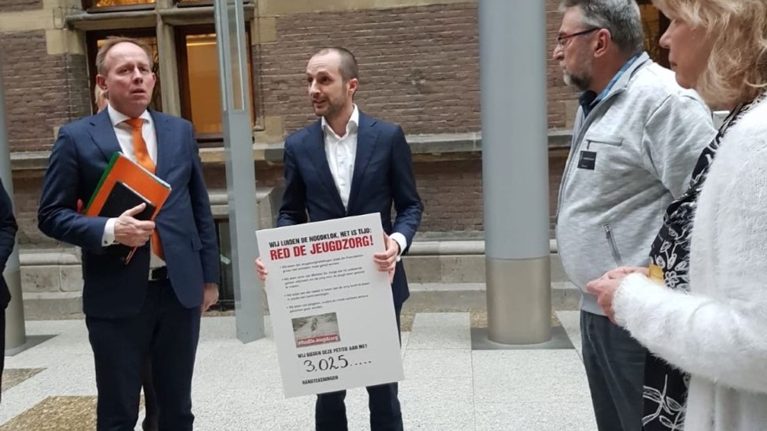 Medewerkers Hoenderloo Groep bieden handtekeningen aan in Den Haag ...