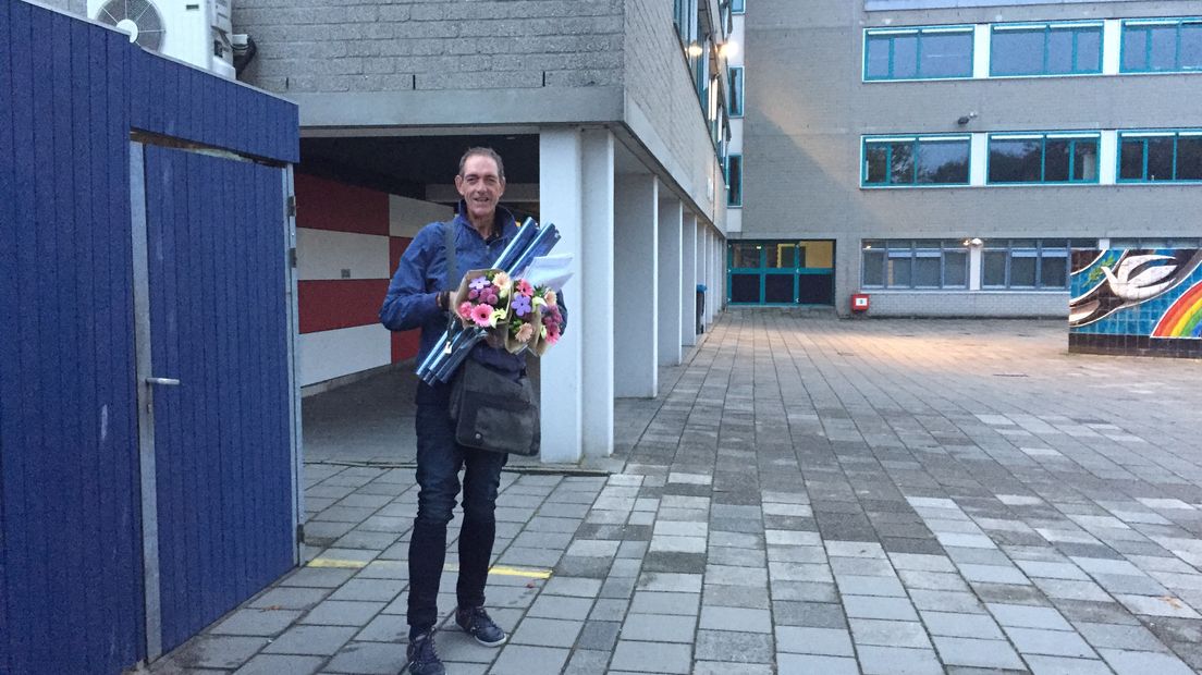 1600 leerlingen van Zwijndrechtse Develstein College nemen zingend ...