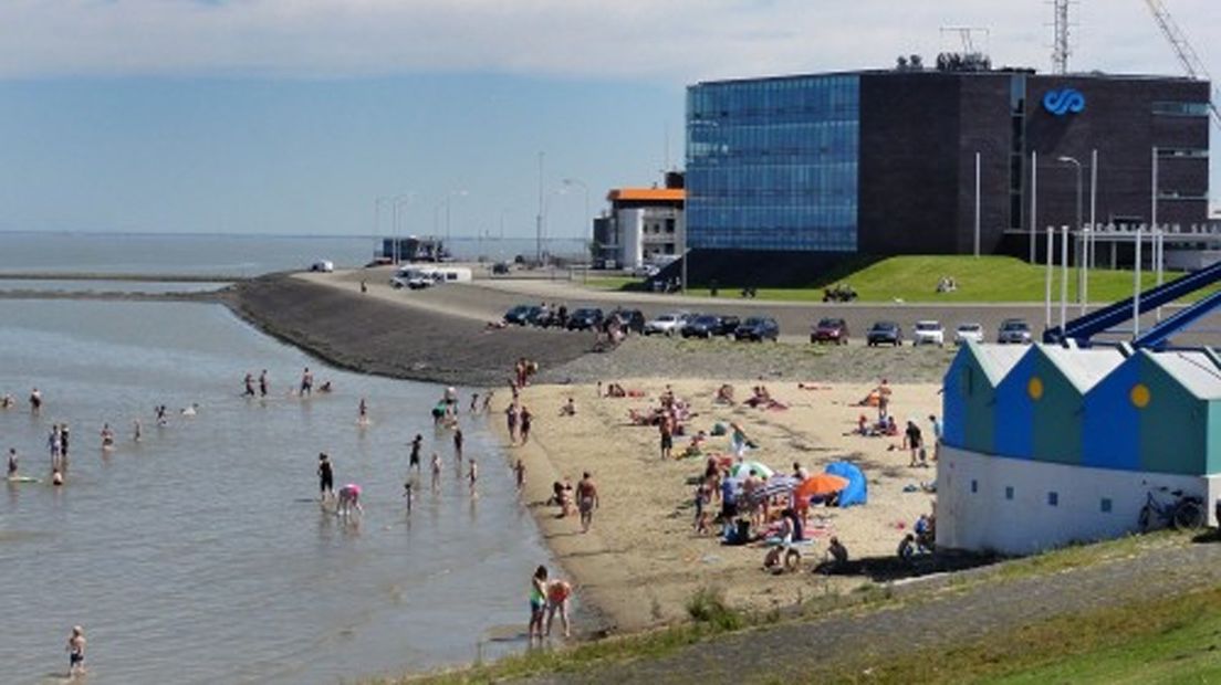 Glasscherven strand Delfzijl opgeruimd - RTV Noord