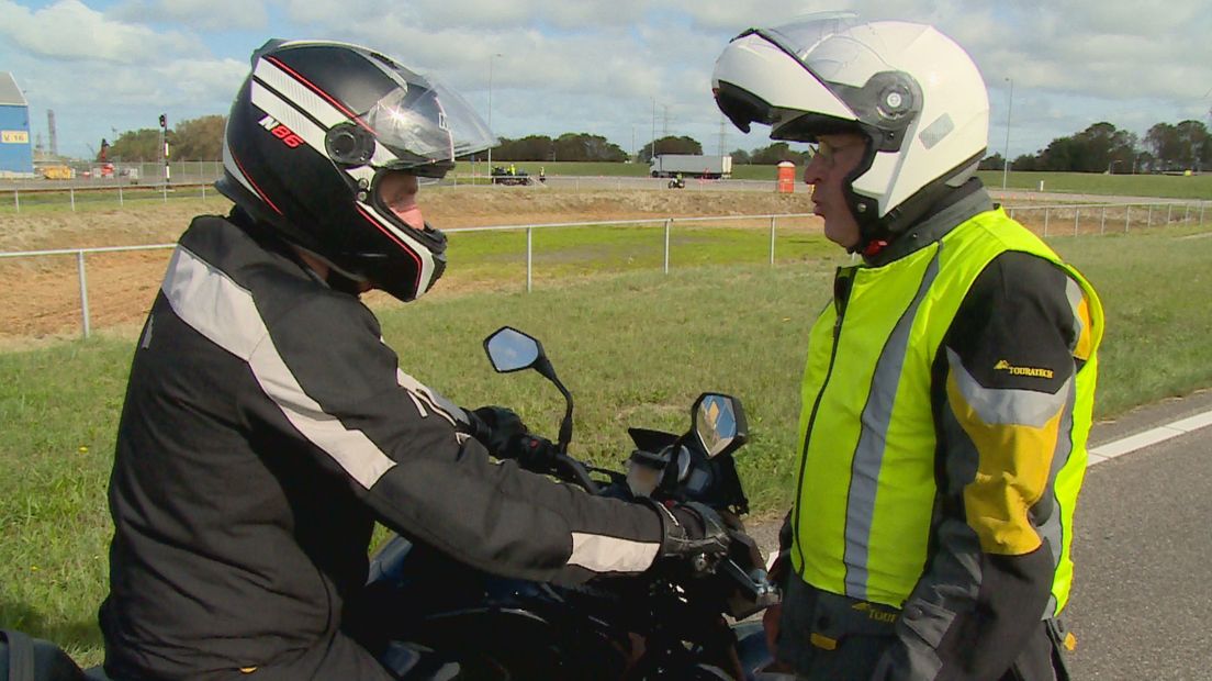 Uitwijken, langzame slalom en noodstop; 'Als motorrijder ben je nooit ...