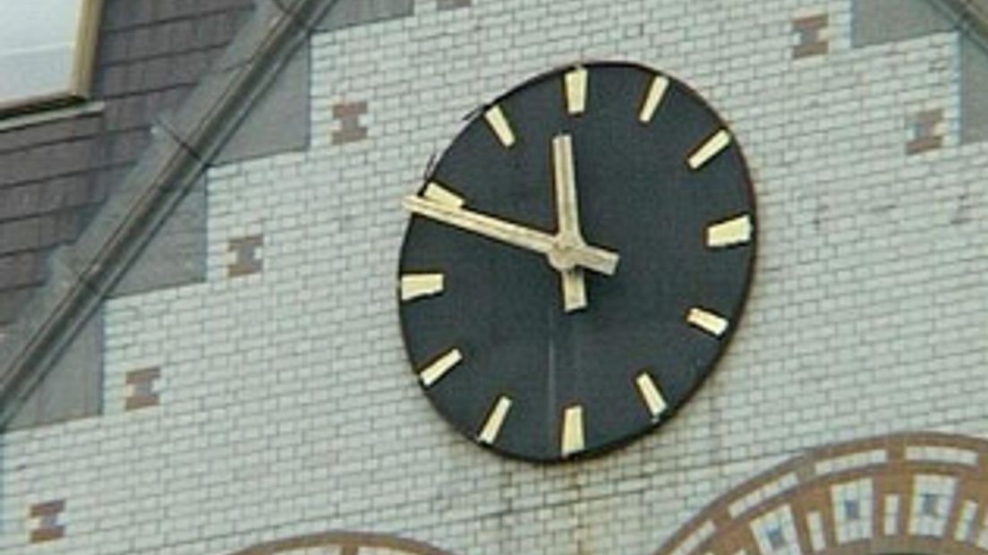 Waar komt het spreekwoord “Hang op half 7 vandaan”? - Rijnmond