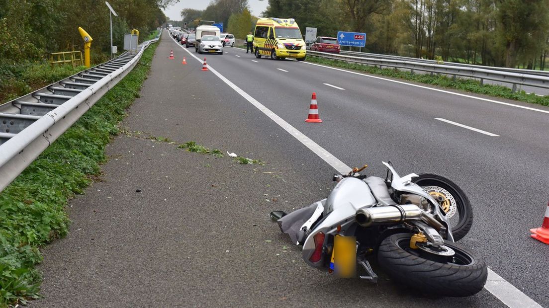 Snelweg A44 tijdelijk dicht na ongeluk met auto en motorrijder bij Sassenheim - Omroep West