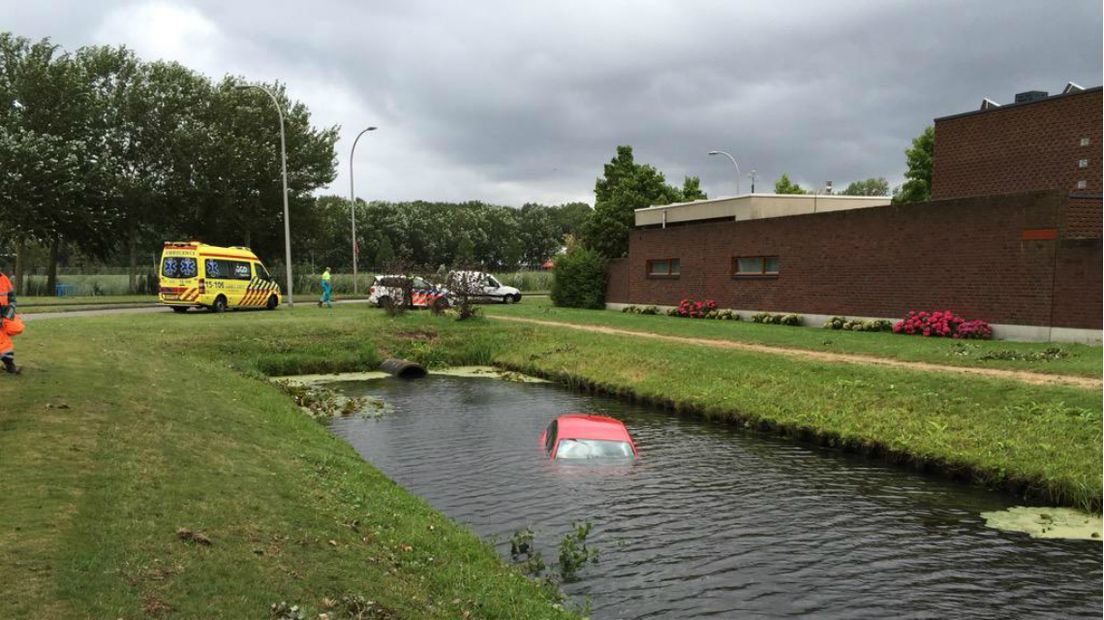 Auto rijdt water Rijswijkse Waterweg Den Haag in - Omroep West