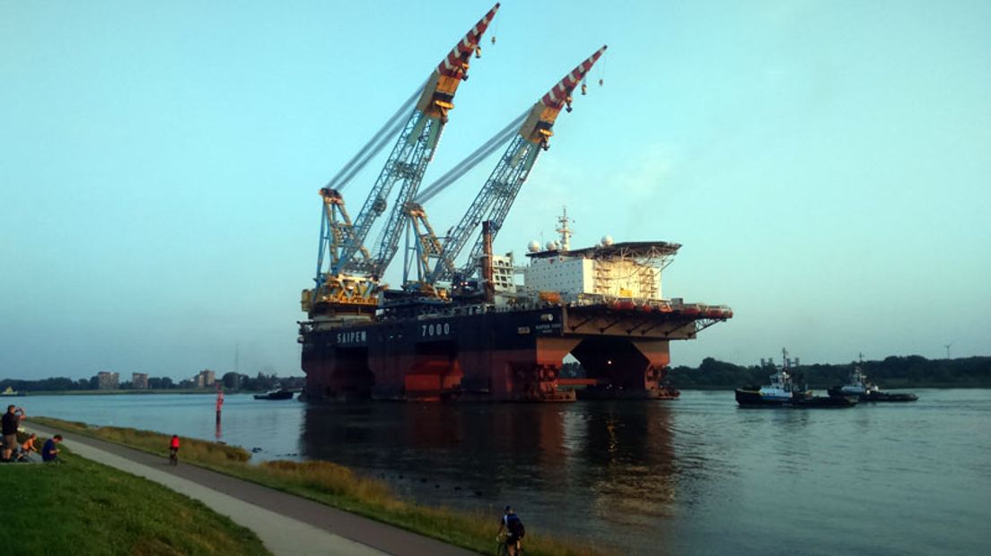 Groot kraanschip aangekomen in Rotterdam - Rijnmond