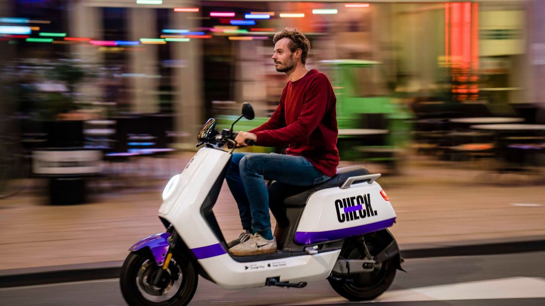 Beloning voor netjes parkeren deelscooter Check - Den Haag FM