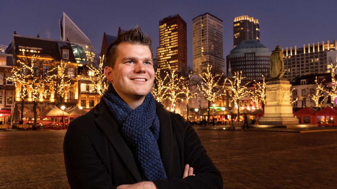 Zingende politicus Elias van Hees presenteert 'lief kerstliedje ...