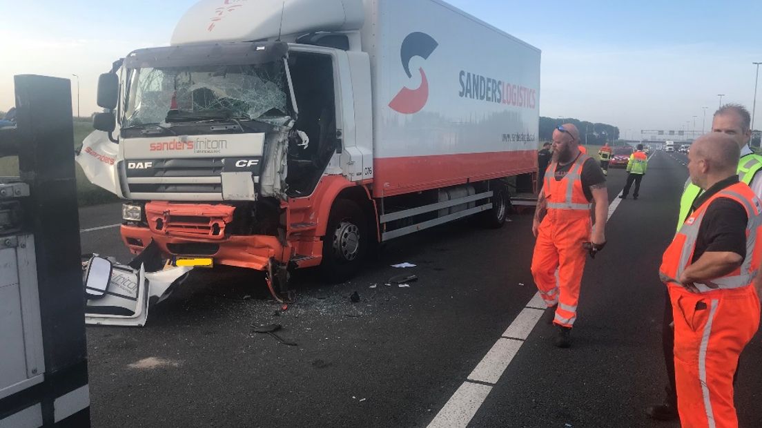 Ongeluk met vrachtwagens op A2 leidt tot verkeerschaos - Omroep Gelderland