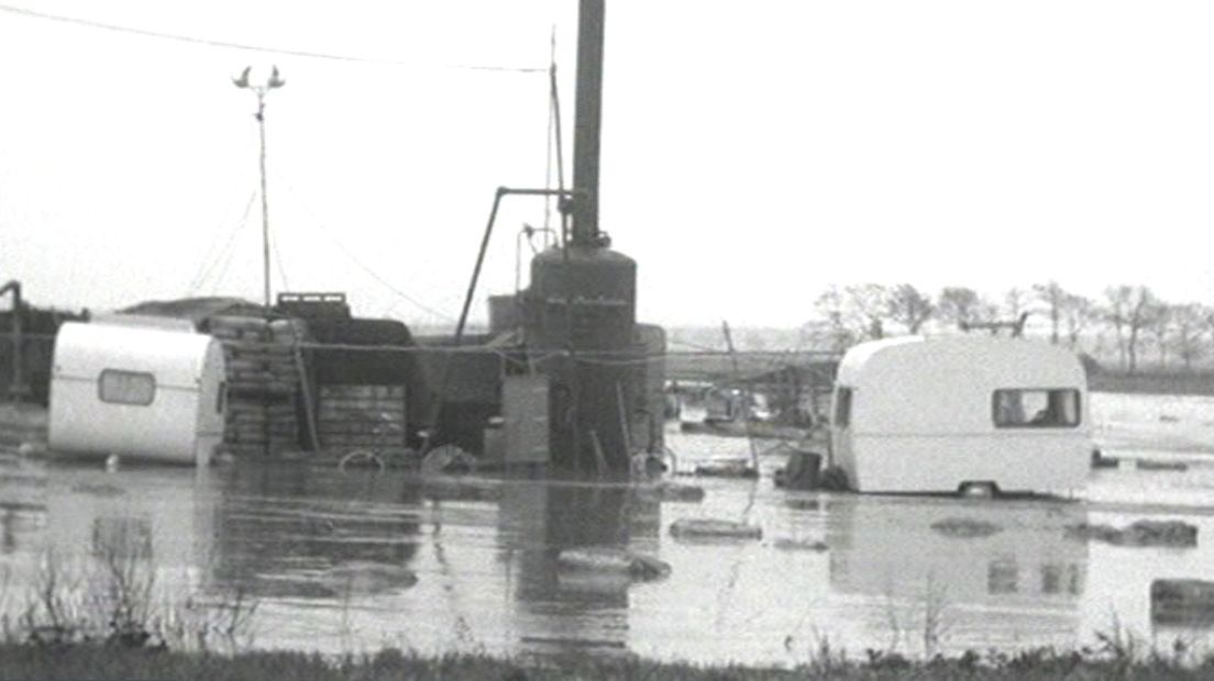 Vijftig jaar geleden: Aarde slokt boortoren op bij 't Haantje - RTV Drenthe