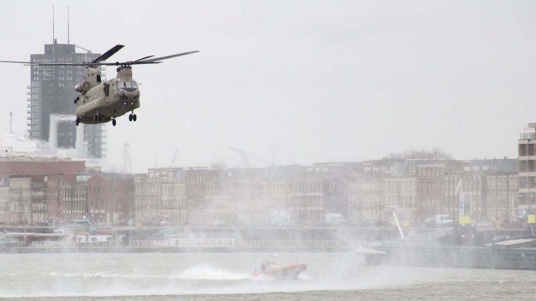 Video: Leger oefent met helikopters in en boven hartje Rotterdam - Rijnmond