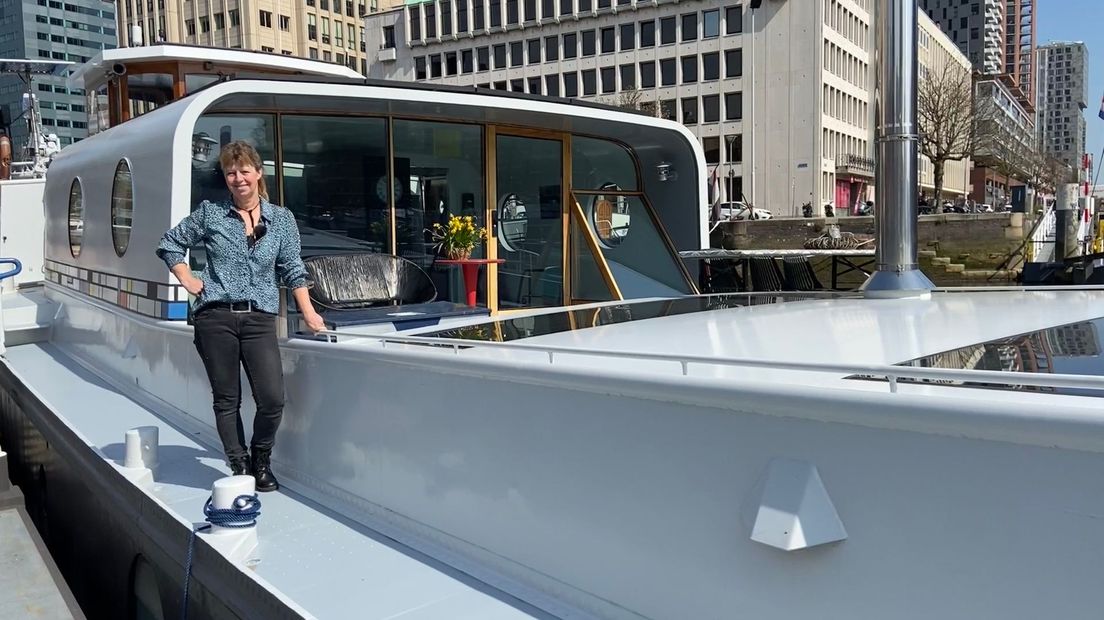 Anneke ligt met de woonboot van het jaar in hartje Rotterdam: 'dit is ...