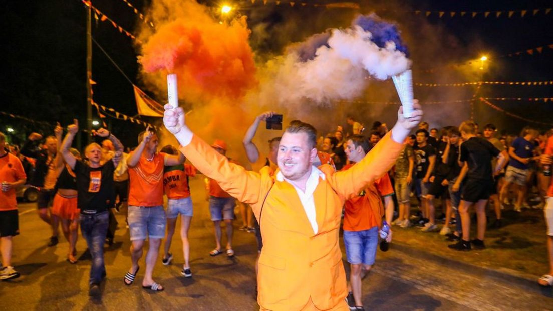 Feest op Oranjerotonde, waar komt die traditie vandaan? - Omroep Gelderland