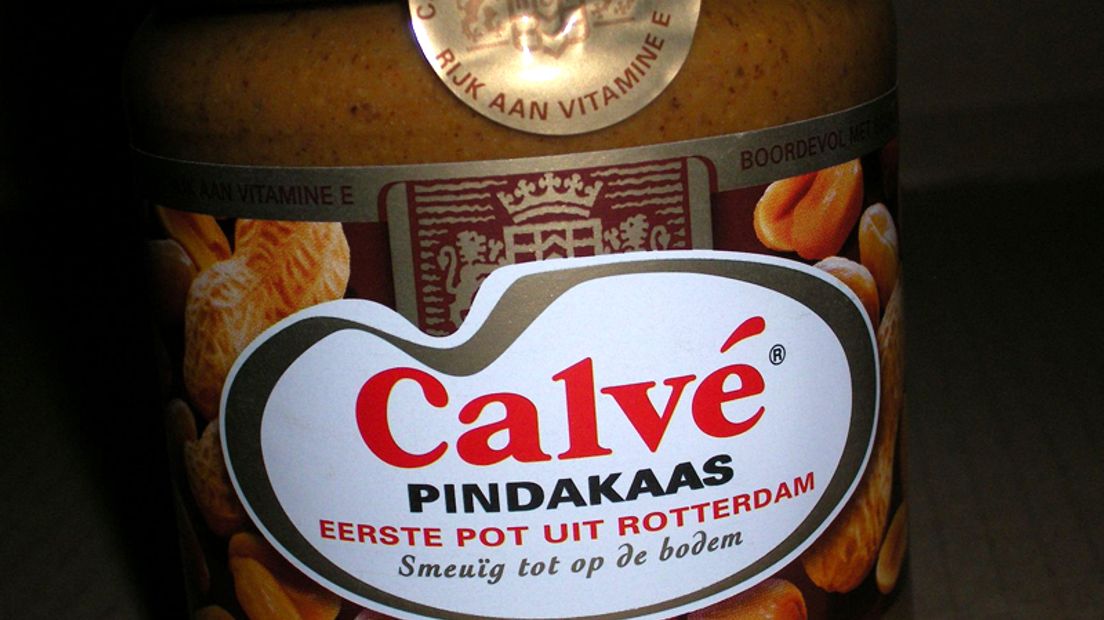 Eerste pot 'Rotterdamse' pindakaas rolt van de band - Rijnmond