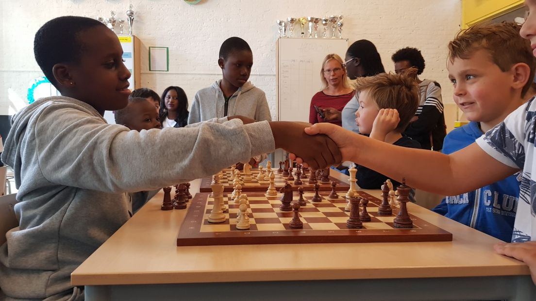 Kinderen uit Oeganda komen naar Drenthe voor schaakles - RTV Drenthe