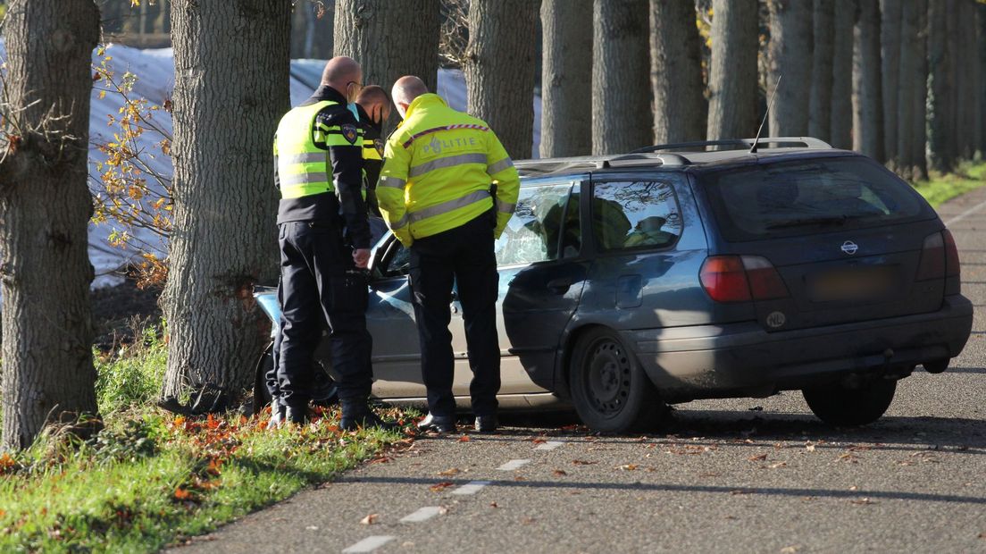 Auto botst tegen boom in 't Haantje, bestuurder gewond - RTV Drenthe