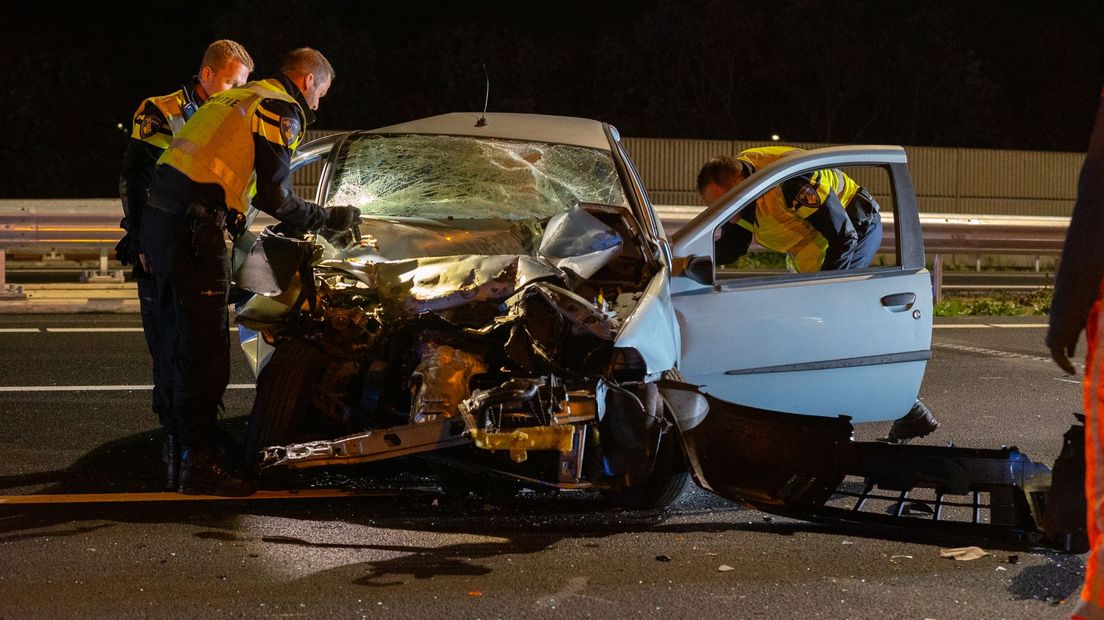 Auto rijdt met hoge snelheid tegen vrachtwagen op A1 bij Deventer, drie ... Auto rijdt met hoge snelheid tegen vrachtwagen op A1 bij Deventer, drie ...