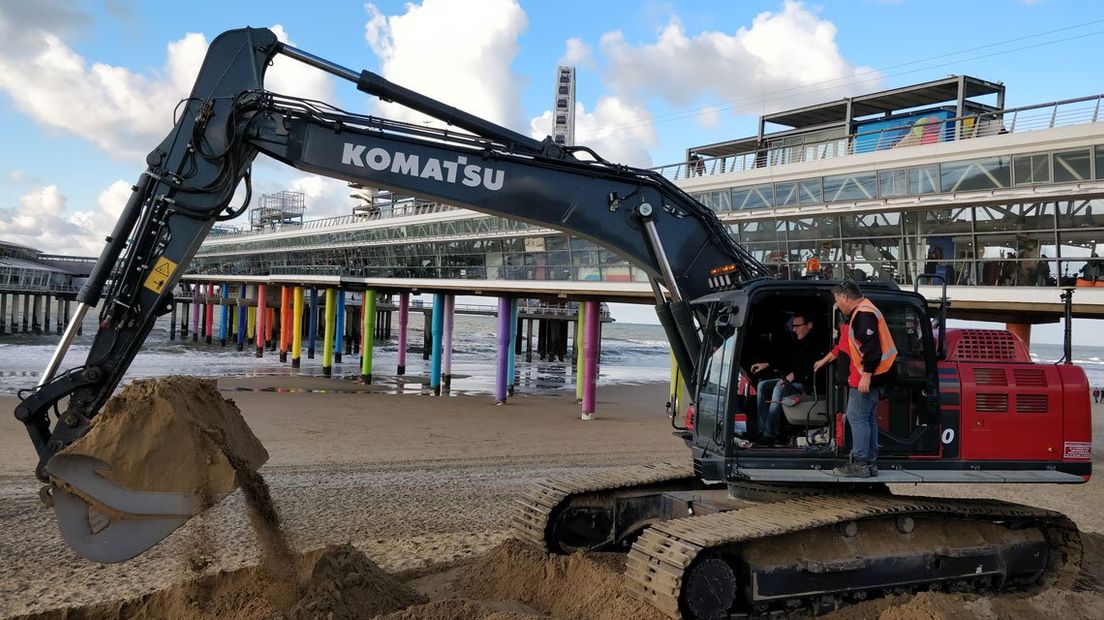 Haagse wethouder De Mos klimt in graafmachine voor opbouw Red Bull ...