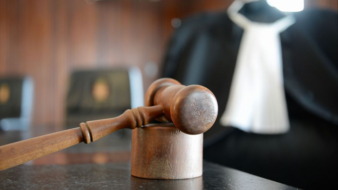 Meisje (17) moet nepagent oraal bevredigen: 'Ze vertrouwt niemand meer ...