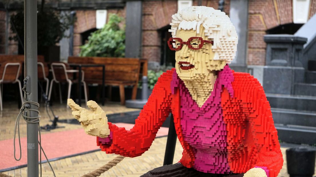 Annie M.G. Schmidt geëerd met levensgroot LEGO-standbeeld in Amsterdam ...