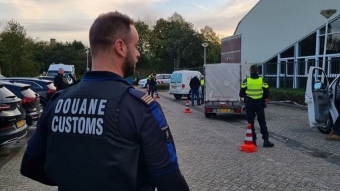 Wapens, verdovende middelen en belastingschulden aangetroffen bij ...