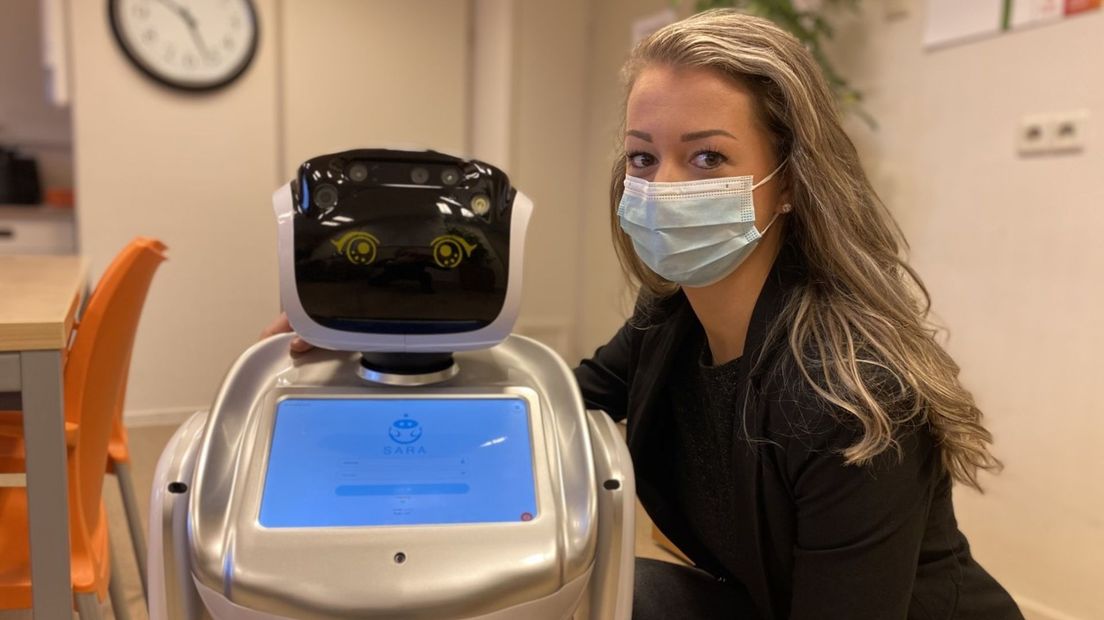 Zorgrobot SARA in coronatijd meer dan welkom in verzorgingshuis - RTV ...