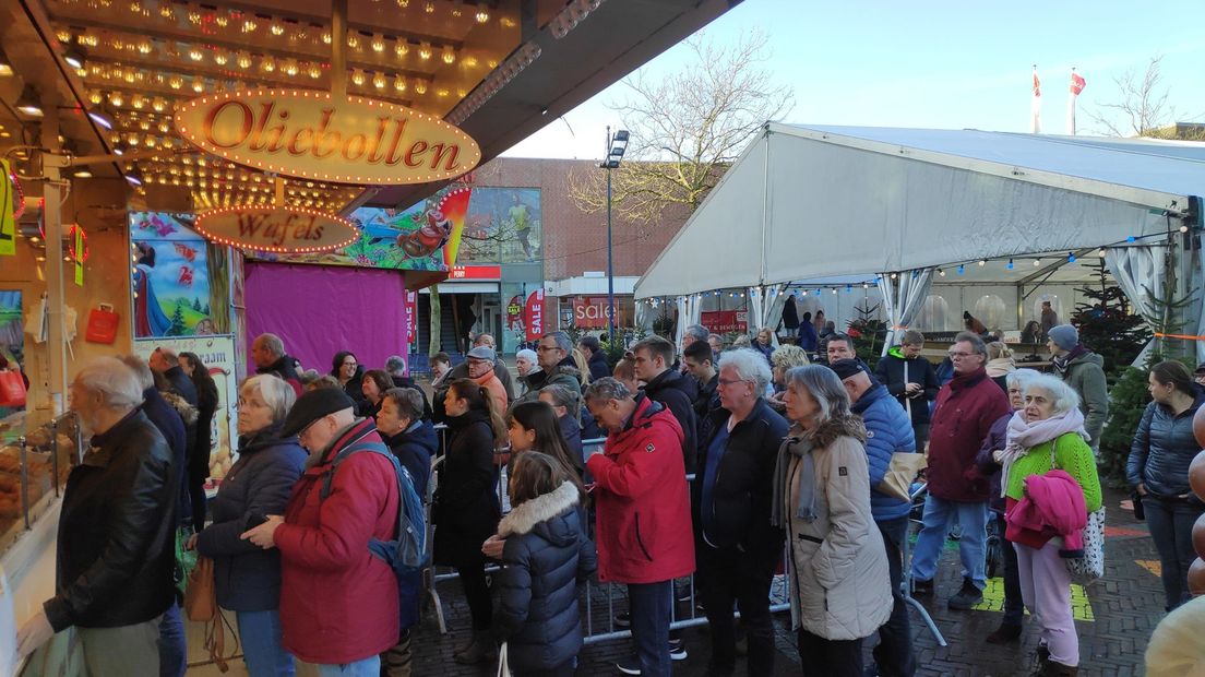 Half uur in de rij voor een oliebol - RTV Drenthe