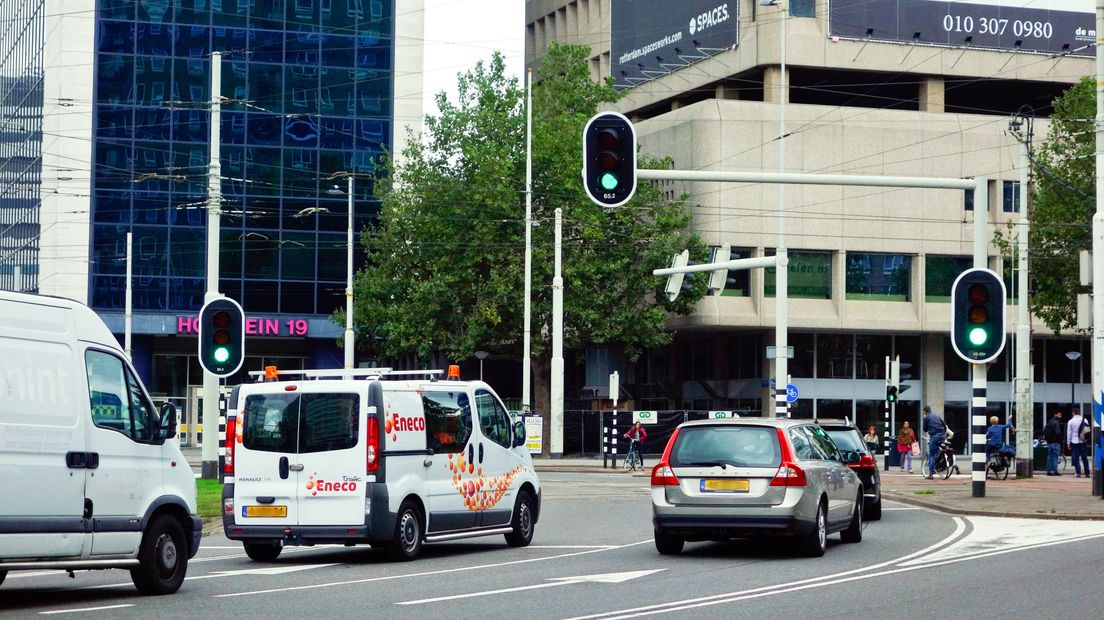 Waarom krijgen fietsers en afslaande auto's tegelijk groen licht ...
