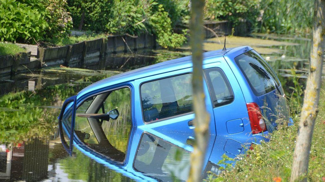 Auto rijdt in Gouda het water in - Omroep West