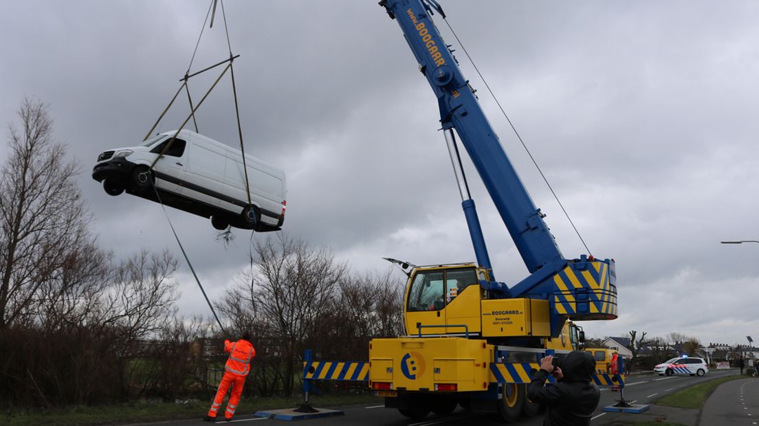 Bestelbus belandt in water bij N444 in Voorhout - Omroep West