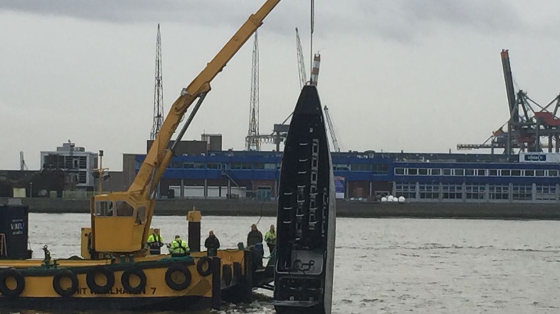Gezonken speedboot uit Nieuwe Maas gevist - Rijnmond