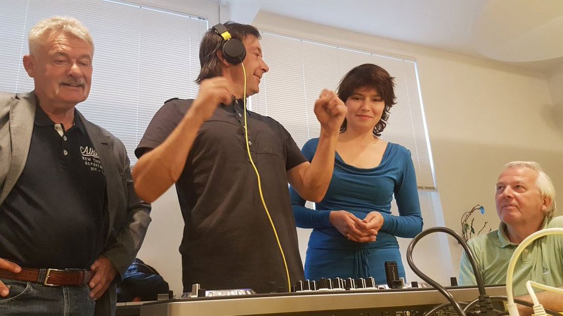 Dj-les voor 55-plussers: 'Allemaal hippe mensen' - Omroep West