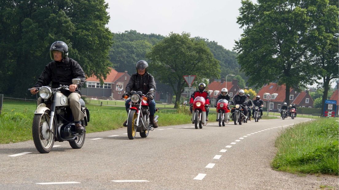 Klassieke motoren rijden over de essen in Tubbergen - RTV Oost
