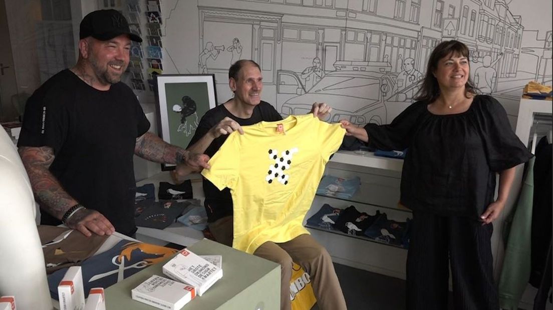 Verzamelaar krijgt 200e shirt van Theo Janssen - Omroep Gelderland Verzamelaar krijgt 200e shirt van Theo Janssen - Omroep Gelderland