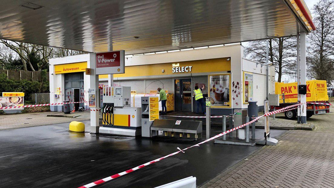 Shell-tankstation Esserberg besmeurd met rode verf - RTV Noord