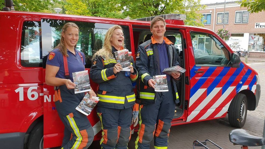 Brandweer Voorschoten flyert in dorp op zoek naar vrijwilligers ... Brandweer Voorschoten flyert in dorp op zoek naar vrijwilligers ...