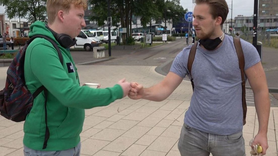 Boks, elleboogje of toch een stevige handdruk... wat te doen? - Omroep ...