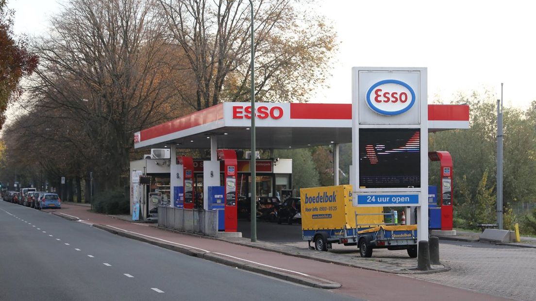 Pompbediende jaagt overvaller weg - Omroep West