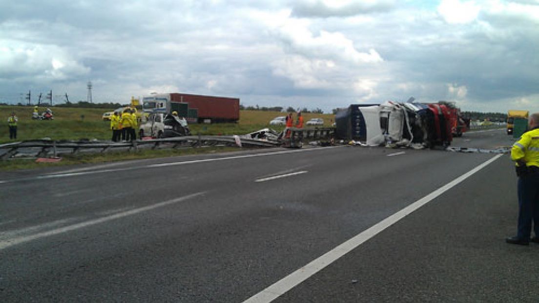 Twee doden bij ongeluk op A15 bij Dodewaard - Omroep Gelderland
