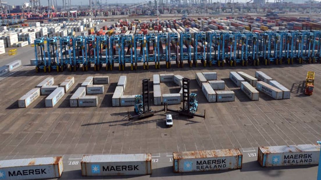 Havenwerkers brengen met containers ode aan hulpverleners - Rijnmond