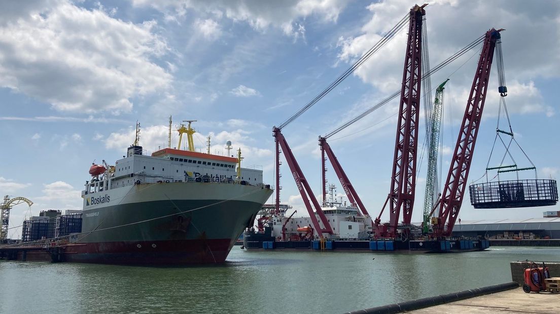 Grote kranen zetten carrousels voor windenenergie aan boord - Omroep ...