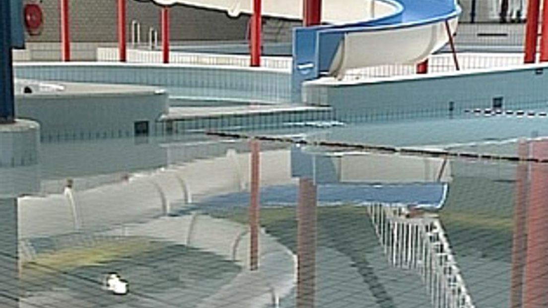 Capelle houdt zwembad deze maand nog open - Rijnmond