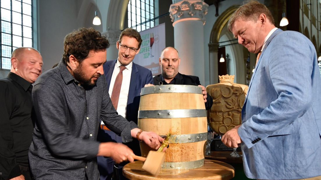 Proost! Er wordt weer volop bier geproefd in de Grote Kerk - Omroep West