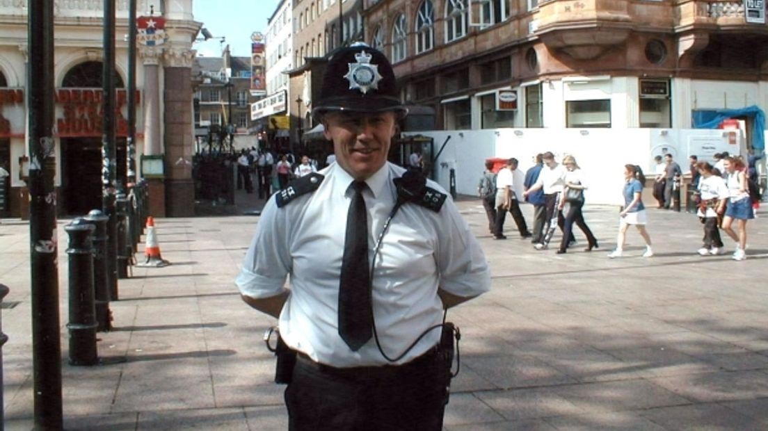 Engelse bobby's surveilleren tijdens TT-festival - RTV Drenthe