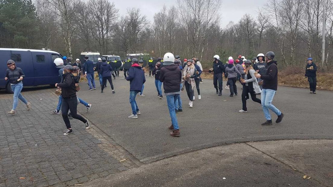 VIDEO: zo oefent Mobiele Eenheid op extreme situaties - Omroep Gelderland