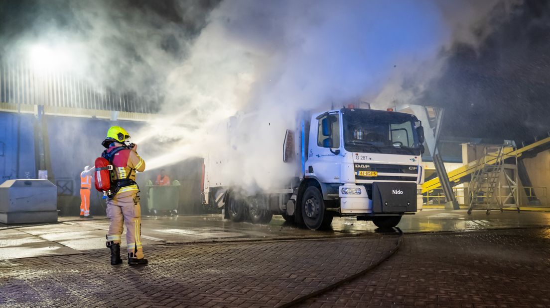 Vuilniswagen rijdt met brandende lading naar Roteb op Rotterdam Zuid ...