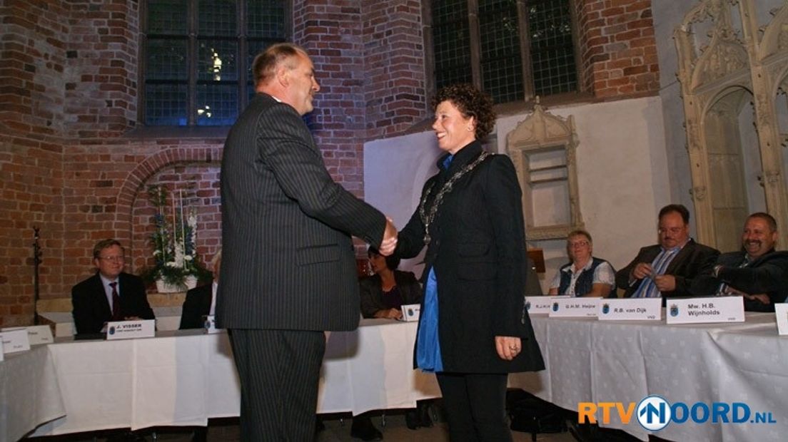 Leontien Kompier geïnstalleerd als burgemeester Vlagtwedde - RTV Noord