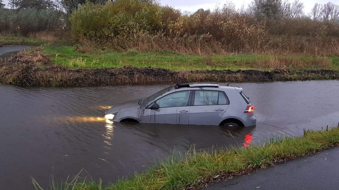 Automobilist rijdt het water in - Rijnmond