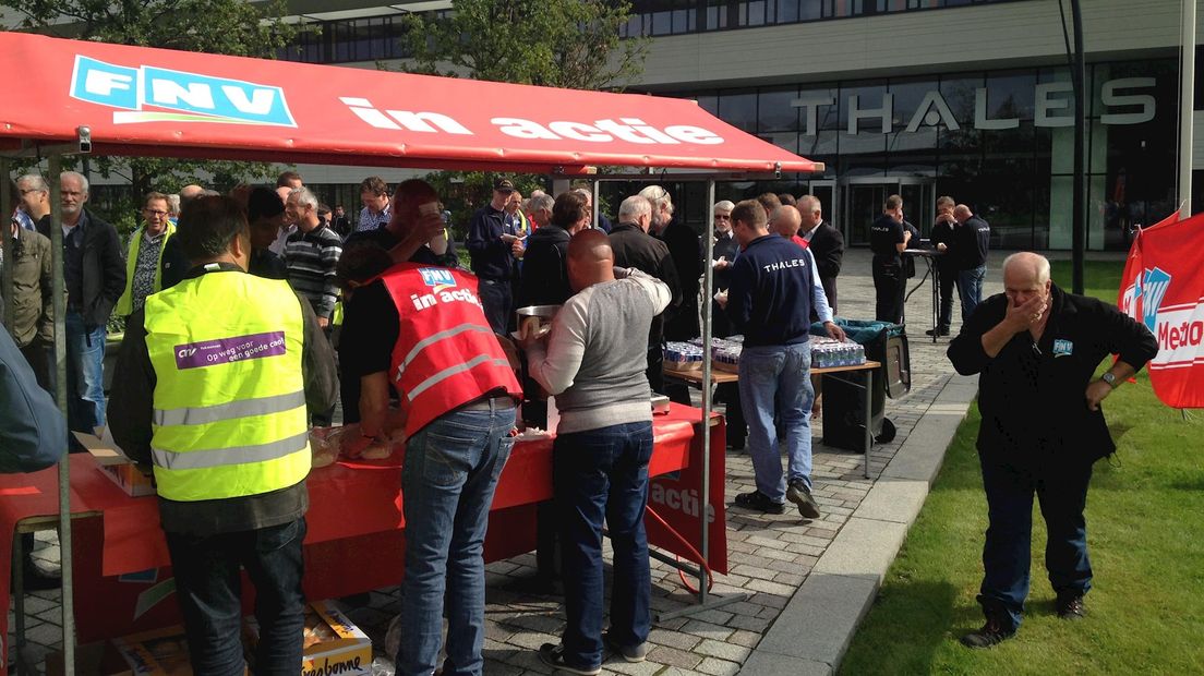 Tweehonderd medewerkers voeren cao-actie bij Thales in Hengelo - RTV Oost